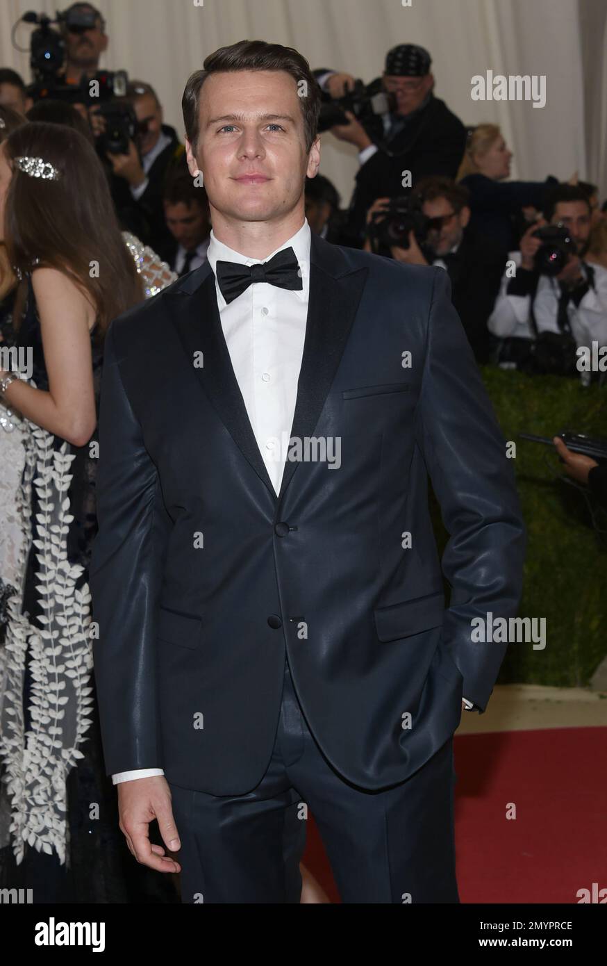 Jonathan Groff arrives at The Metropolitan Museum of Art Costume ...