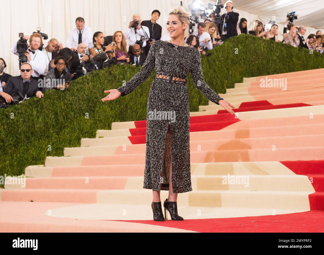 Kristen Stewart arrives at The Metropolitan Museum of Art Costume ...