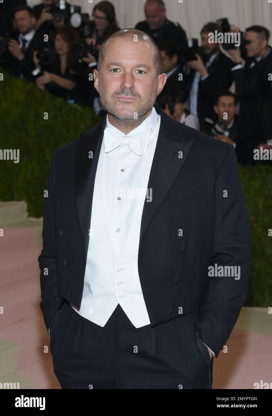 Jonathan Ive arrives at The Metropolitan Museum of Art Costume ...