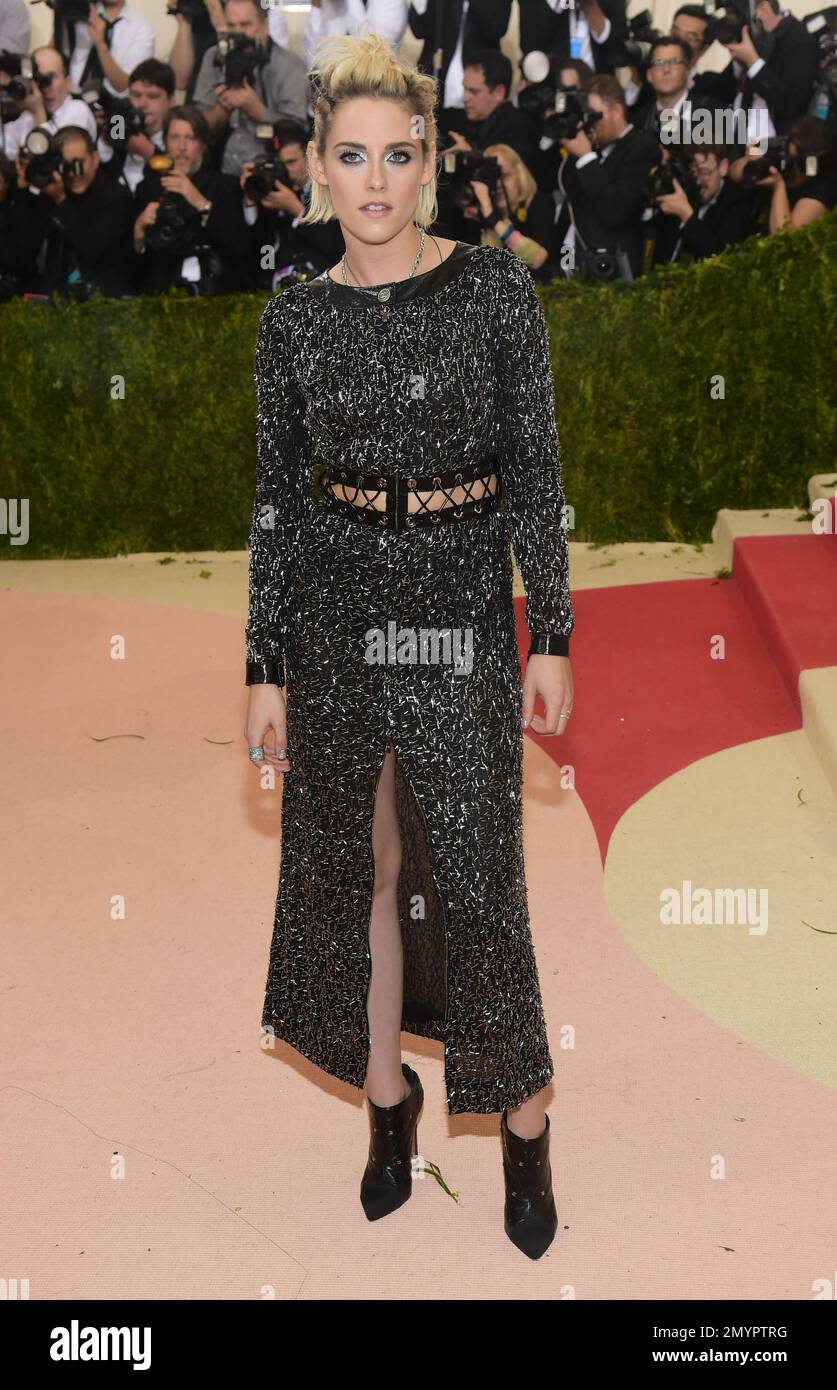 Kristen Stewart arrives at The Metropolitan Museum of Art Costume ...