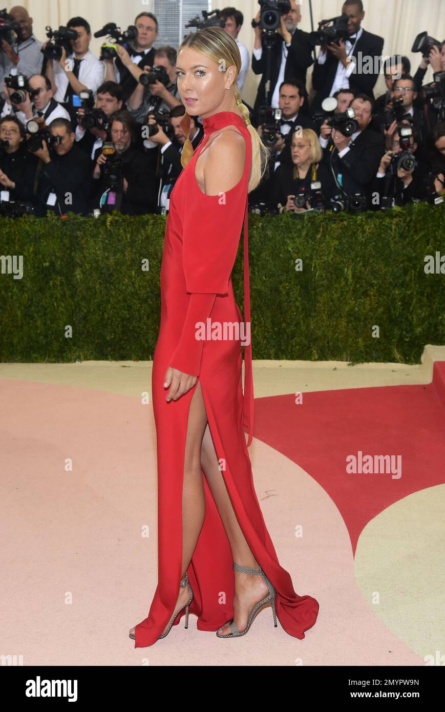 Maria Sharapova arrives at The Metropolitan Museum of Art Costume ...