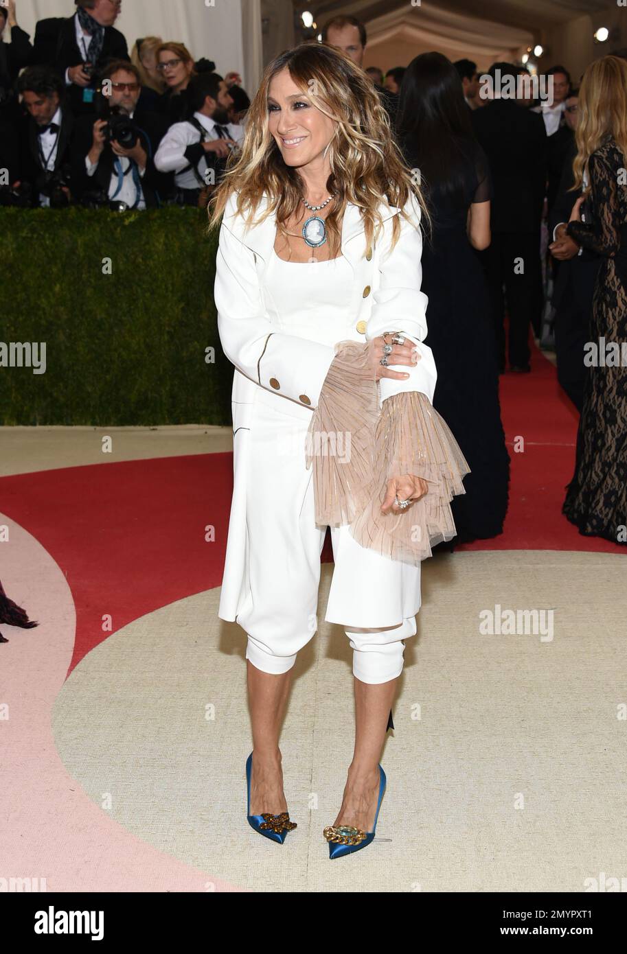 Sarah Jessica Parker arrives at The Metropolitan Museum of Art Costume ...