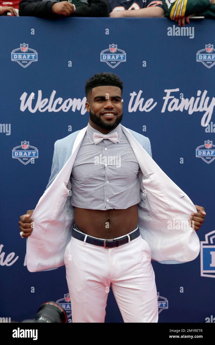 Ohio State’s Ezekiel Elliott poses for photos upon arriving for the ...