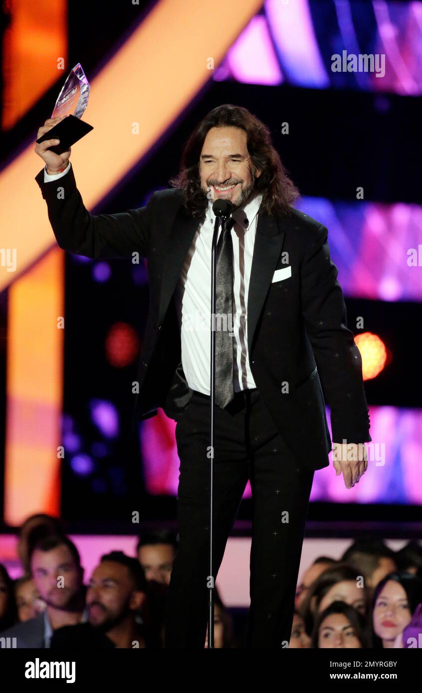 Singer Marco Antonio Solis receives the Lifetime Achievement Award ...