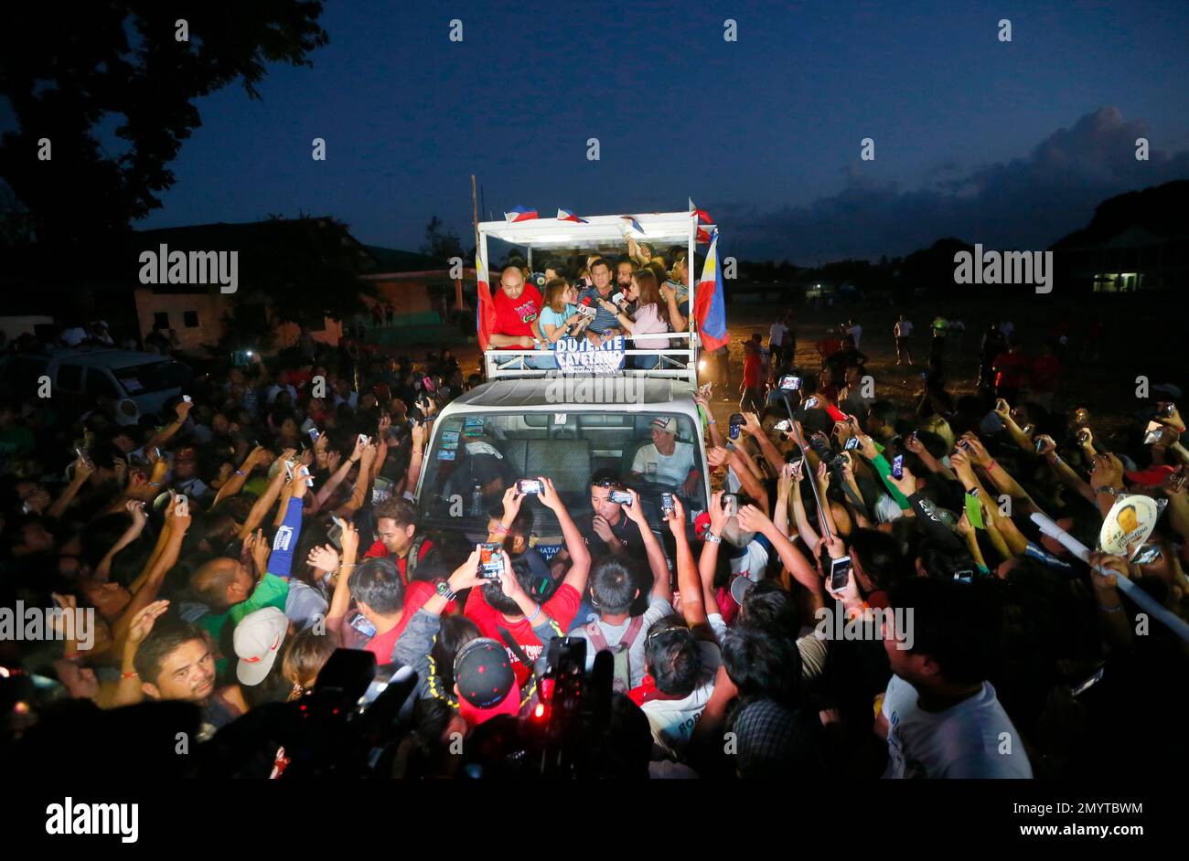 People take pictures of front-running presidential candidate Mayor ...