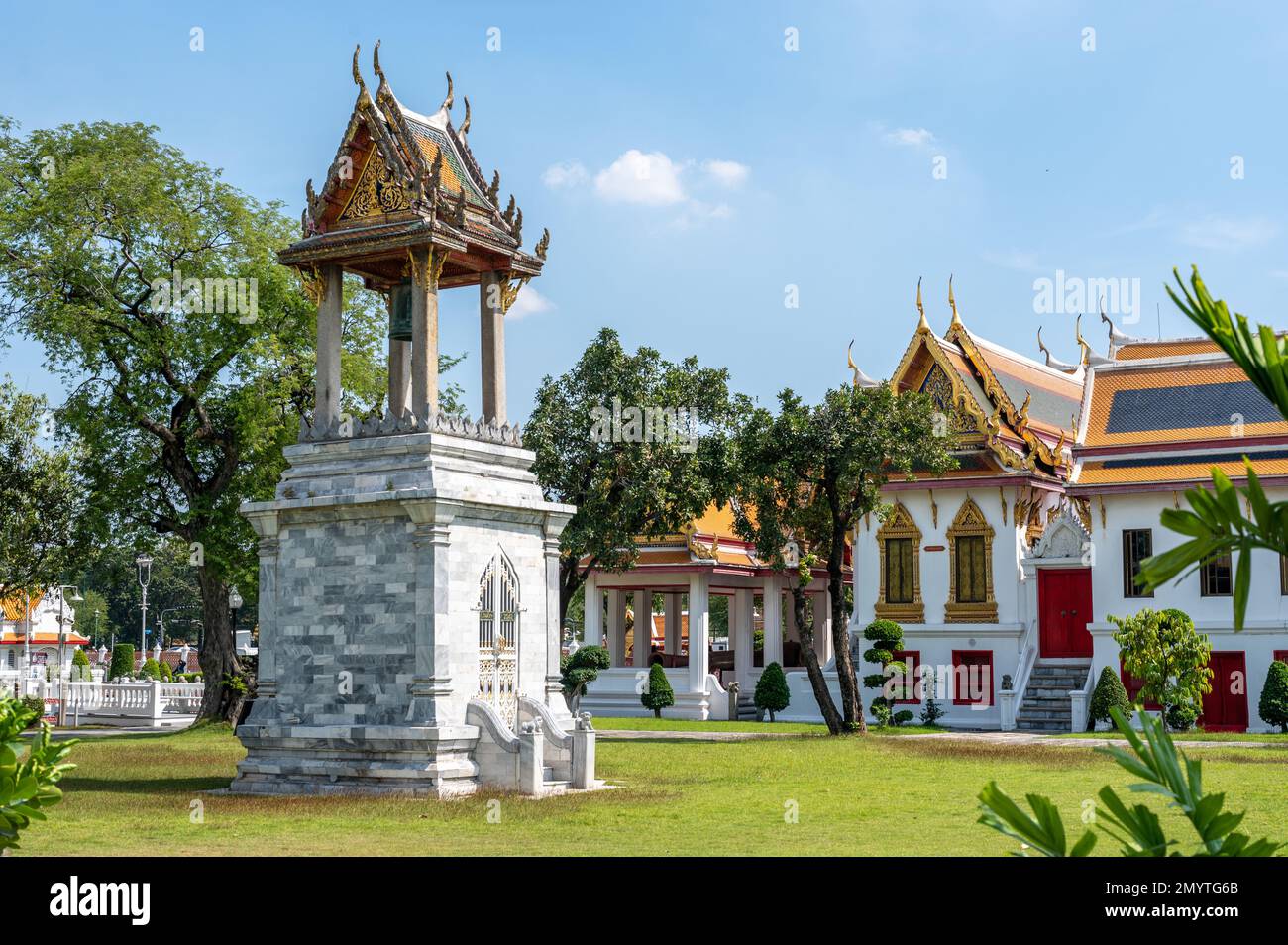 Traditional thai temple architecture hi-res stock photography and ...