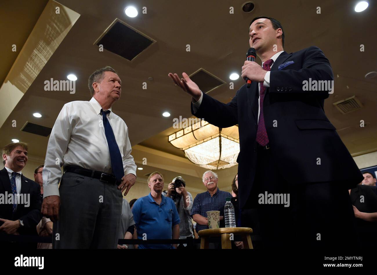 Annapolis, Md., Mayor Mike Pantelides, right, introduces Republican ...