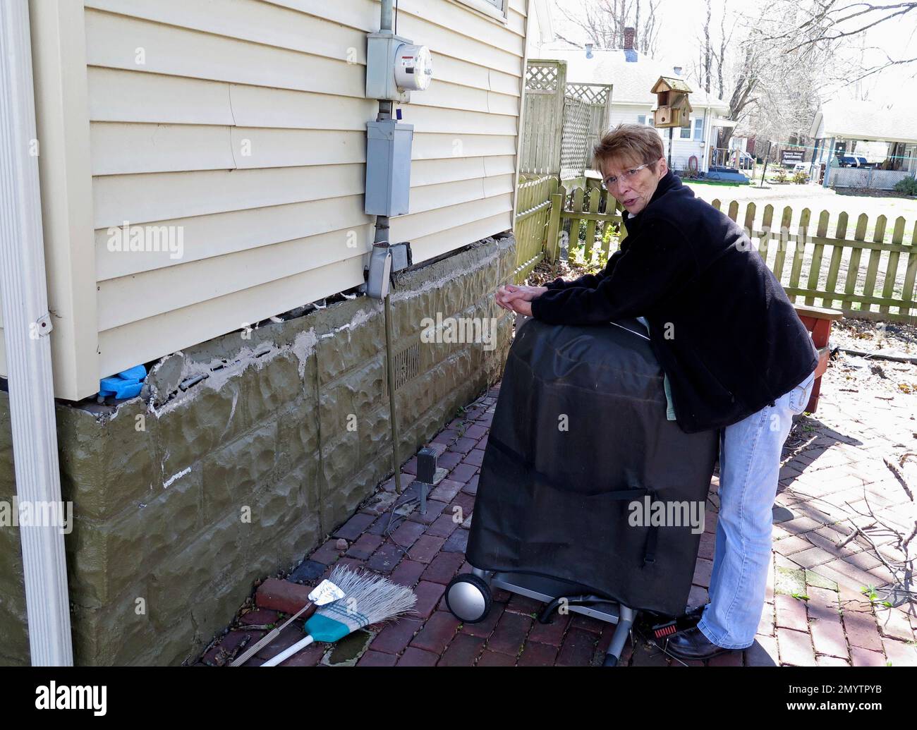 In this April 7, 2016 photo, Mayor Gloria Sidar shows the cracks in her ...