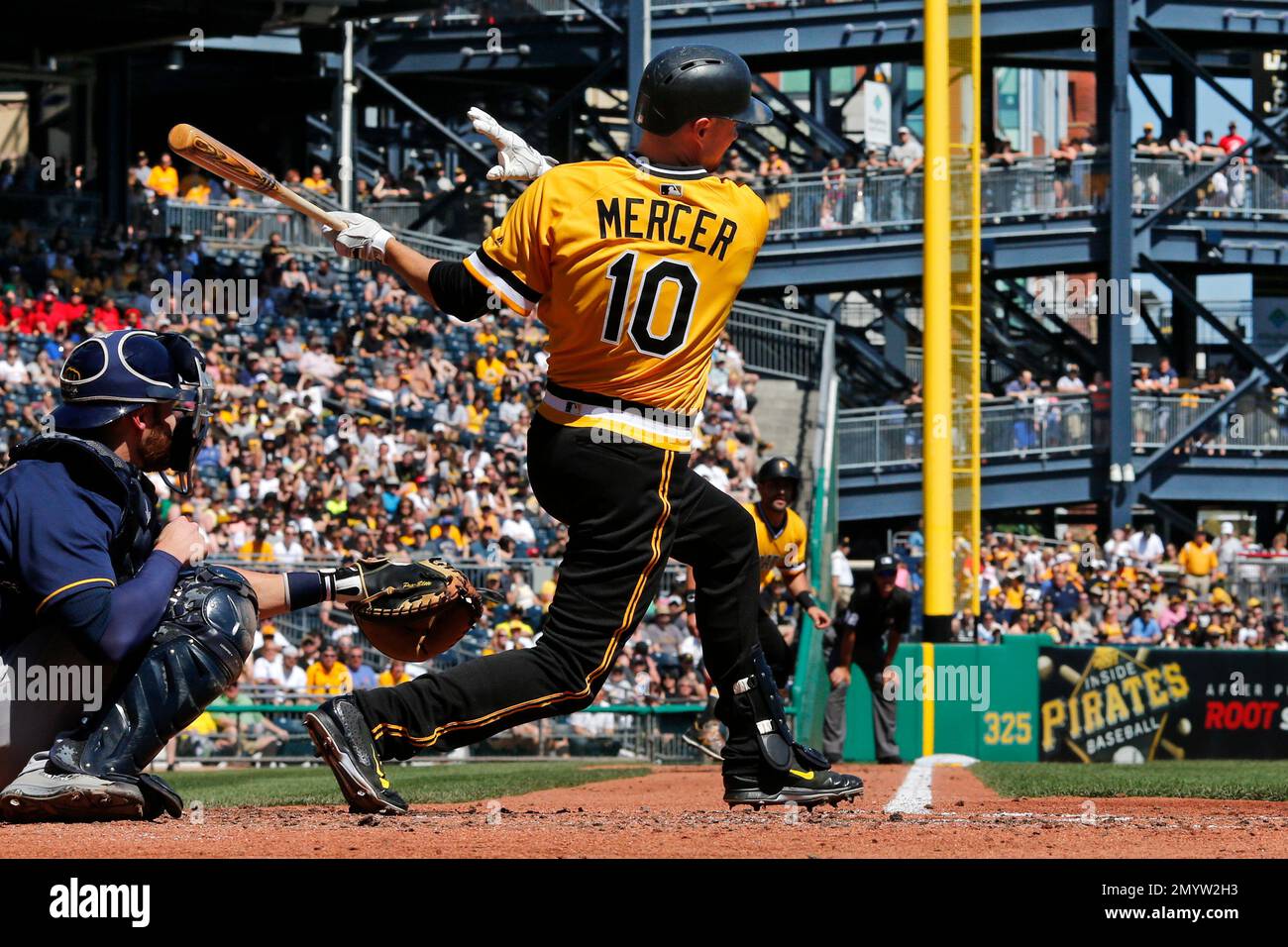 Pittsburgh Pirates' Jordy Mercer (10) drives in two runs with a single ...