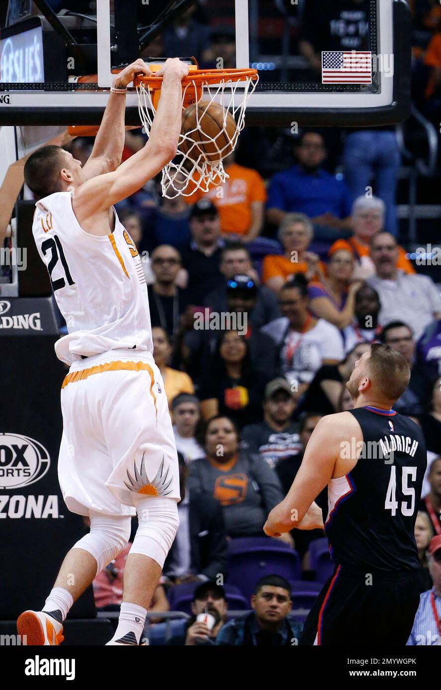 Phoenix Suns' Alex Len (21) dunks as Los Angeles Clippers' Cole Aldrich ...