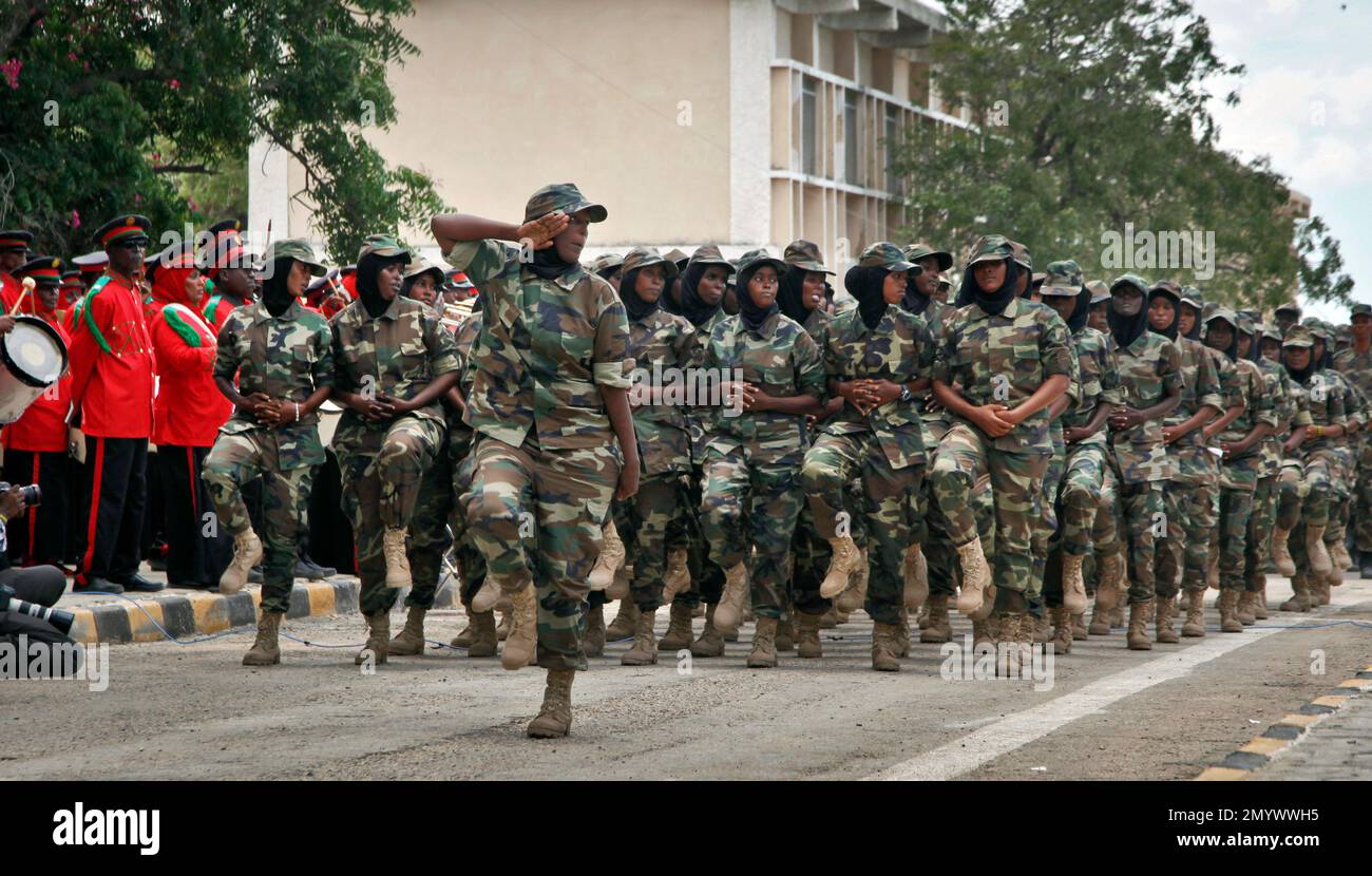Female Somali soldiers march at the Ministry of Defense compound to ...