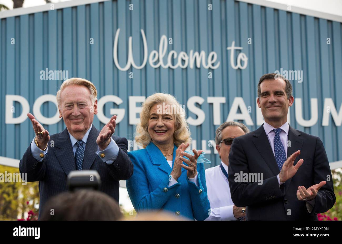 Dodger legend Vin Scully, left, with his wife, Sandra Hunt, thanks ...