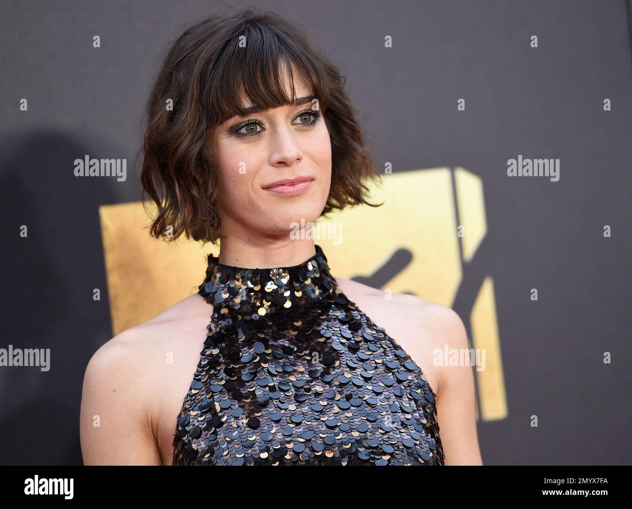 Lizzy Caplan Bob