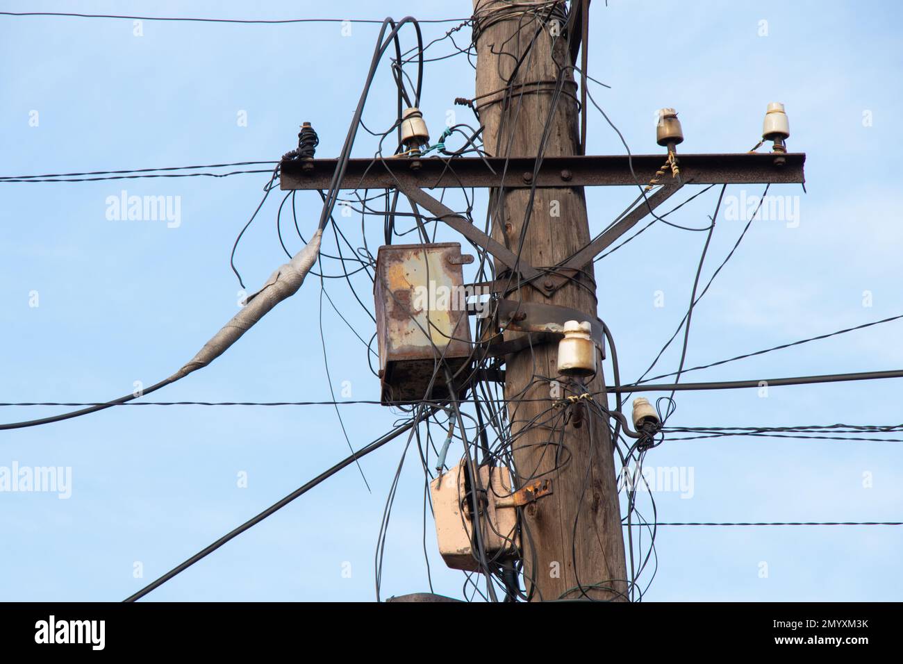 Many wires hi-res stock photography and images - Alamy