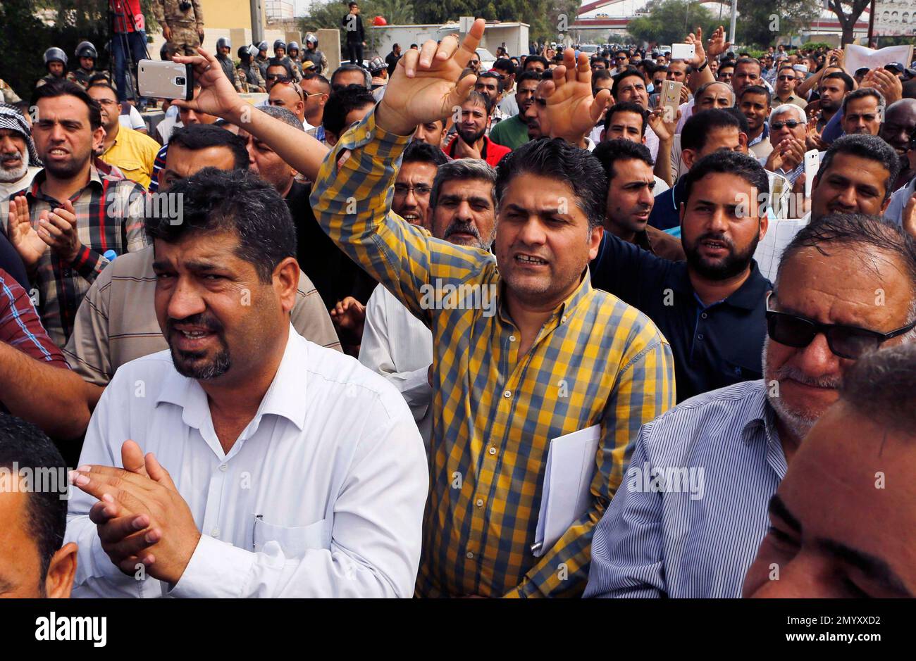 Oil Ministry employees demonstrate to demand their rights in Basra, 340 ...