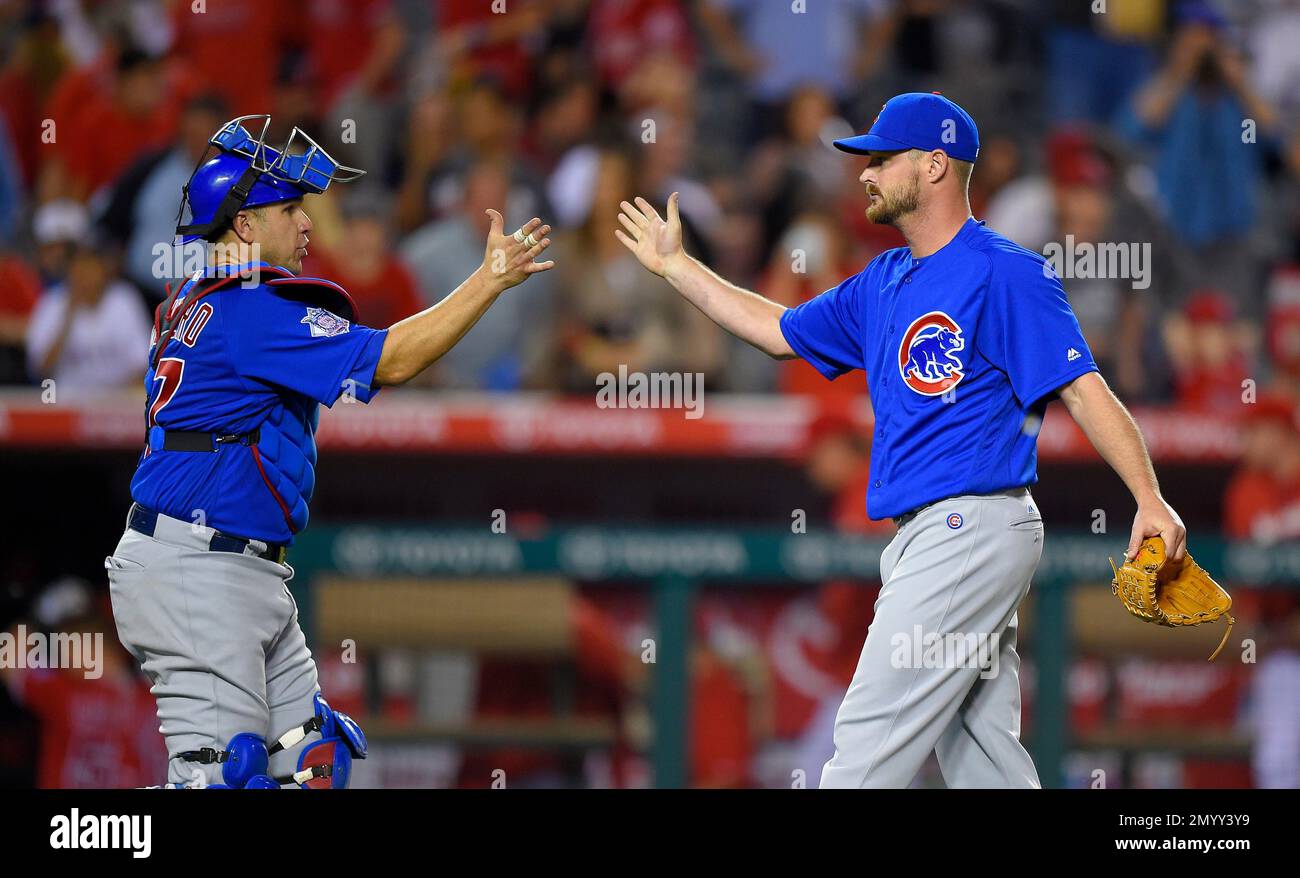 Chicago Cubs relief pitcher Travis Wood, right, is congratulated by ...