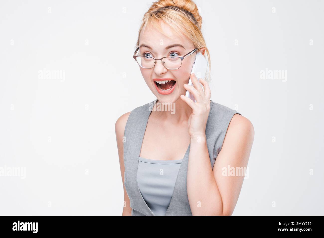 Aggressive woman screaming and yelling on phone Stock Photo - Alamy