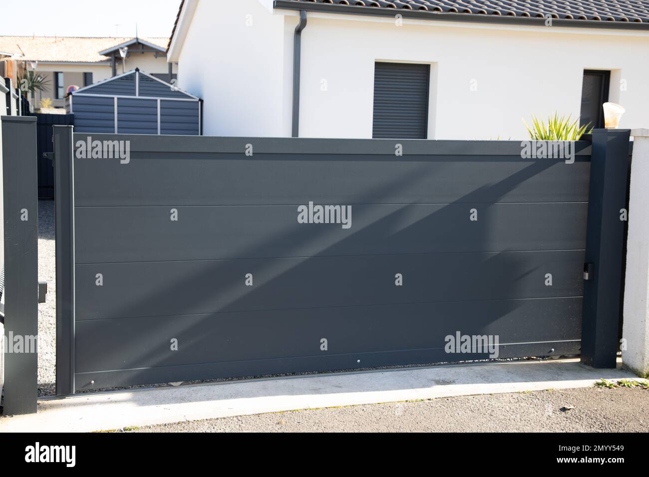 Aluminum gate sliding modern hi-res stock photography and images - Alamy