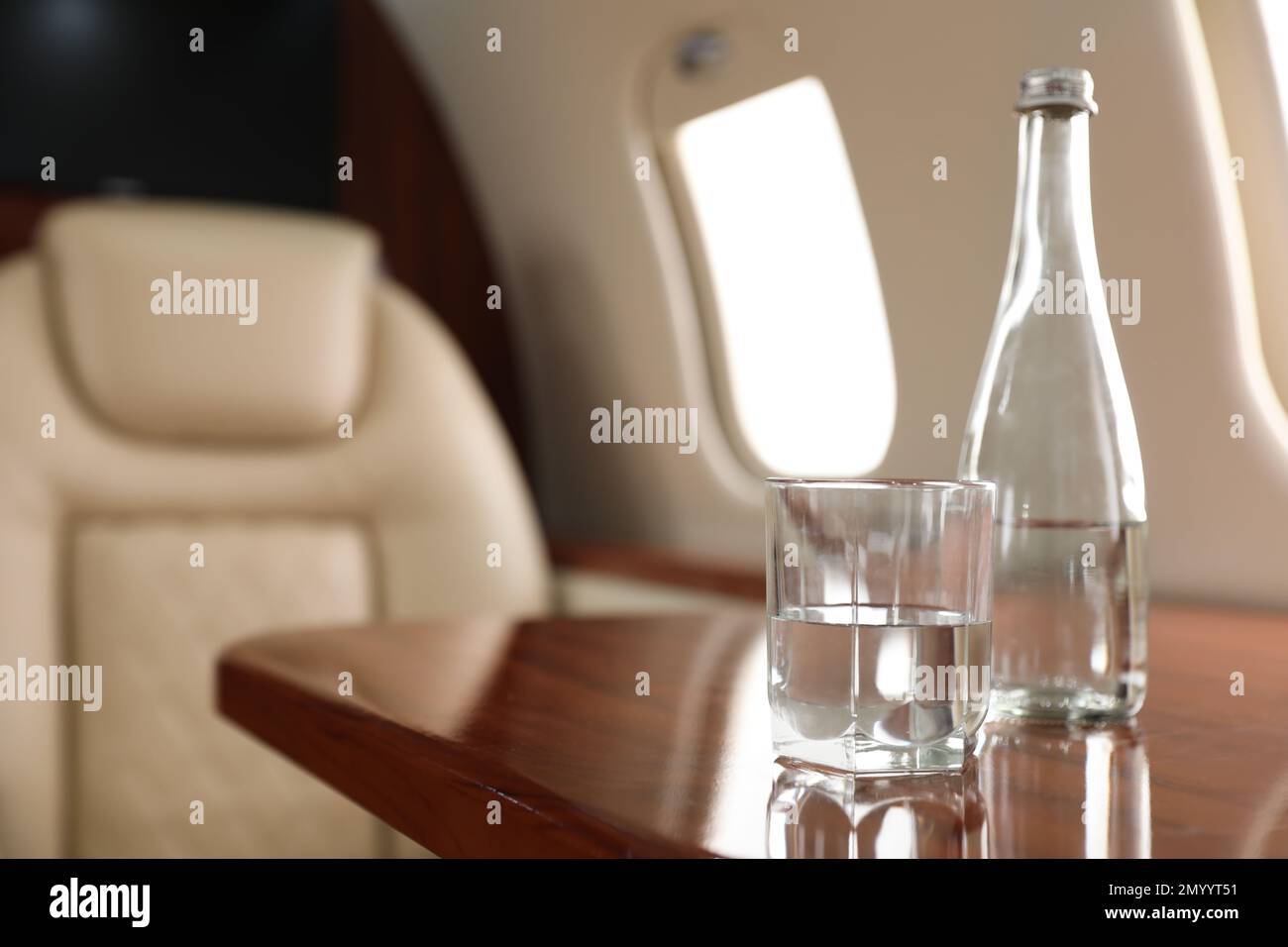 Plane water glass hi-res stock photography and images - Alamy