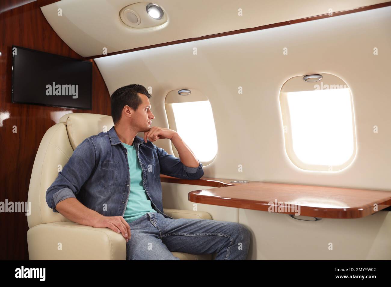 Looking out airplane hi-res stock photography and images - Alamy