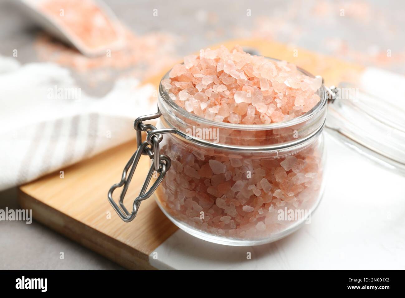 Board himalayan pink salt hi-res stock photography and images - Alamy