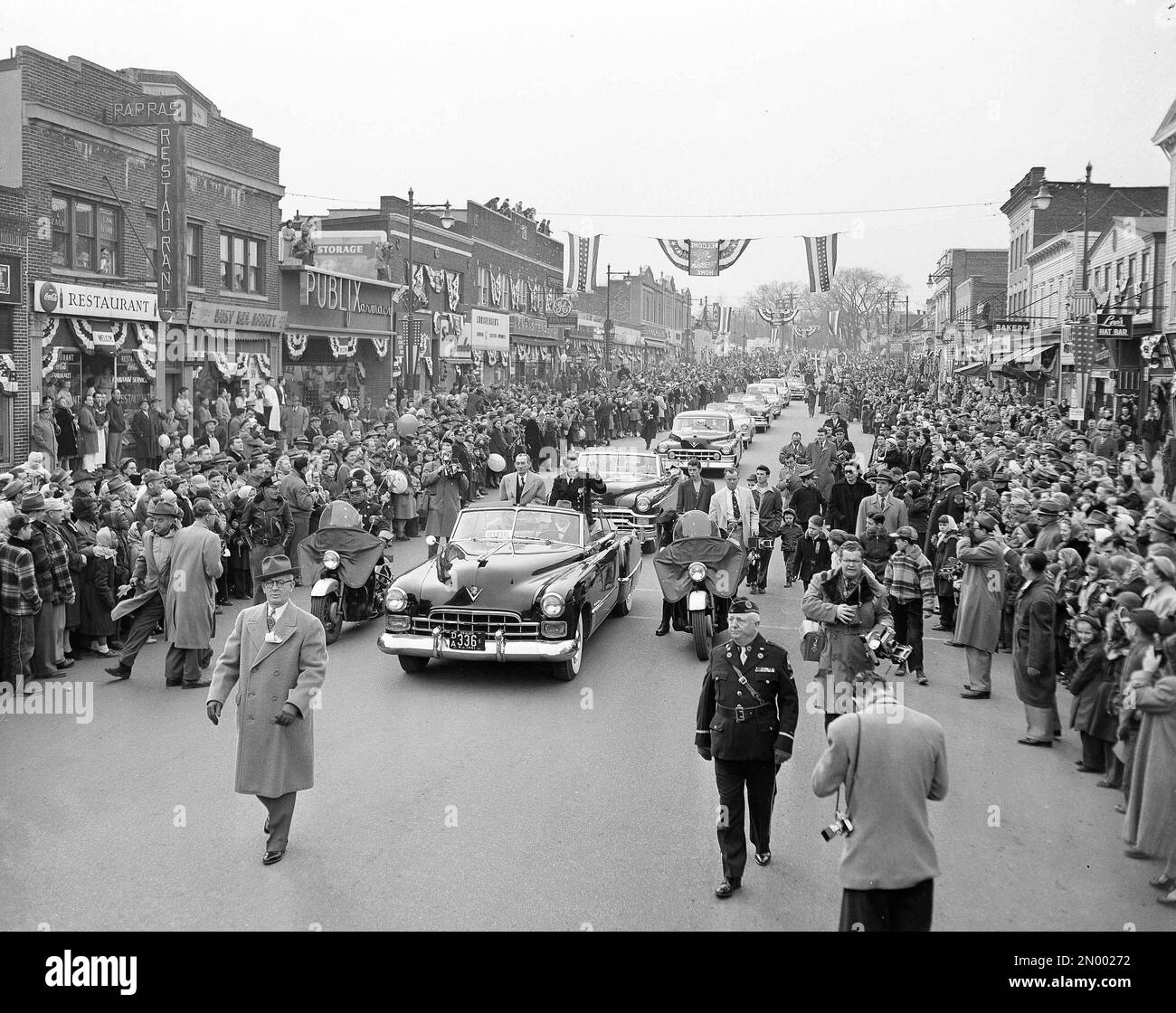 Capt. Kurt Carlsen of the SS Flying Enterprise is welcomed home by his ...