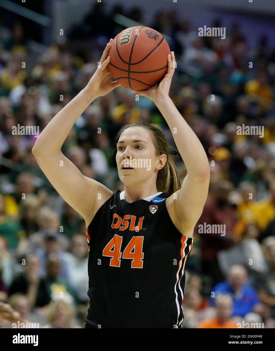 Oregon State forward Ruth Hamblin (44) looks to pass during the second ...