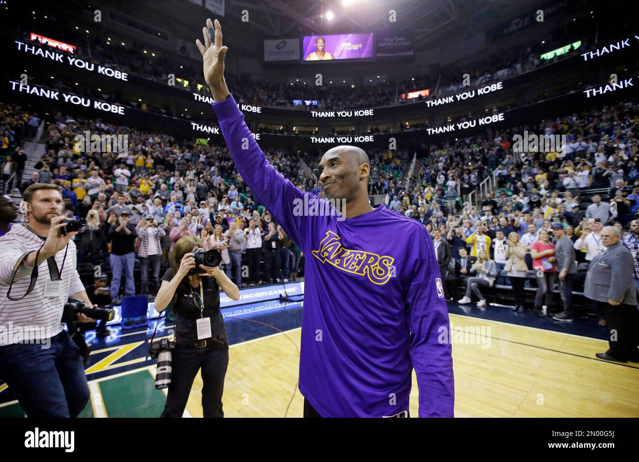 Los Angeles Lakers forward Kobe Bryant waves to the fans after his ...
