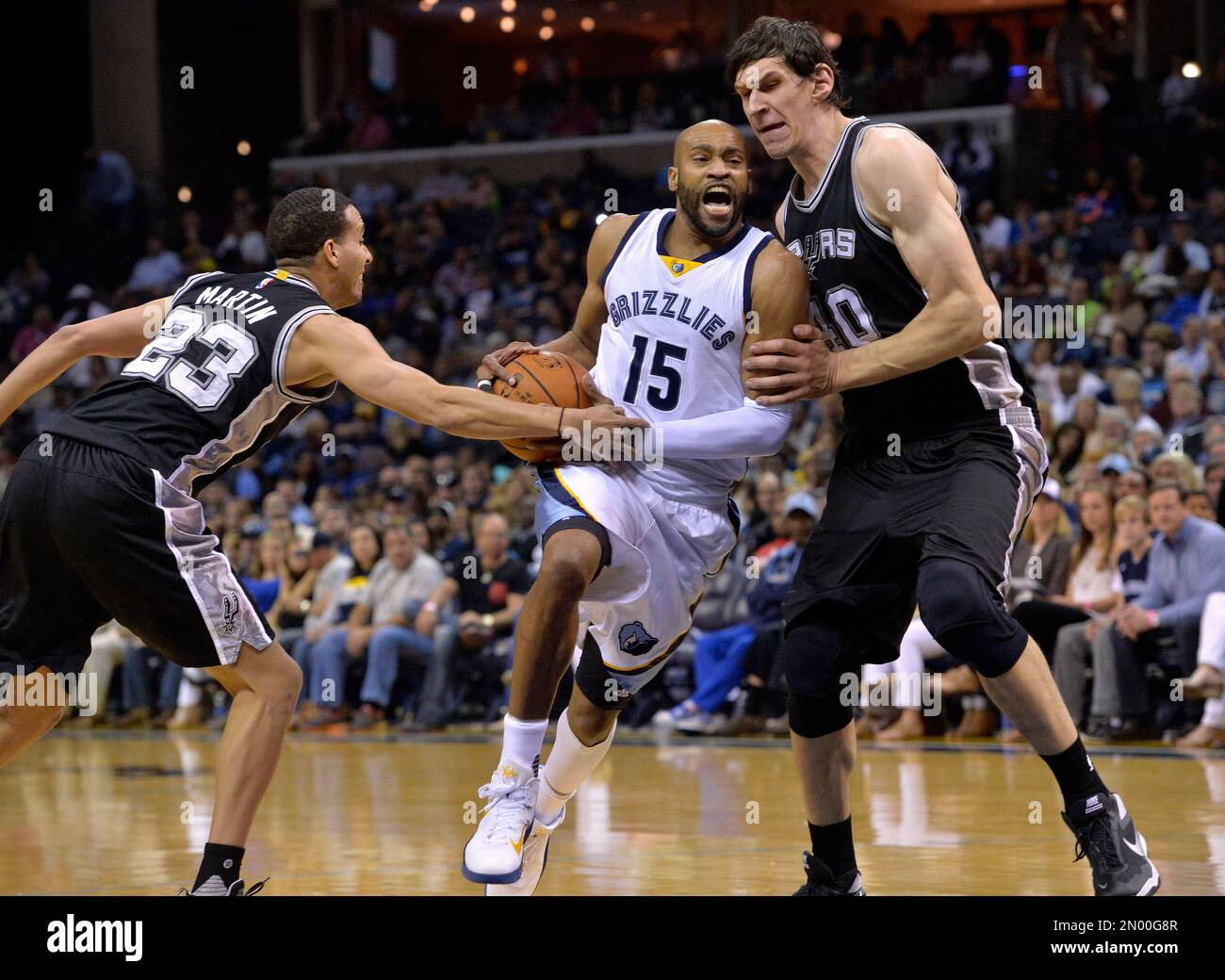 Memphis Grizzlies guard Vince Carter (15) drives between San Antonio ...