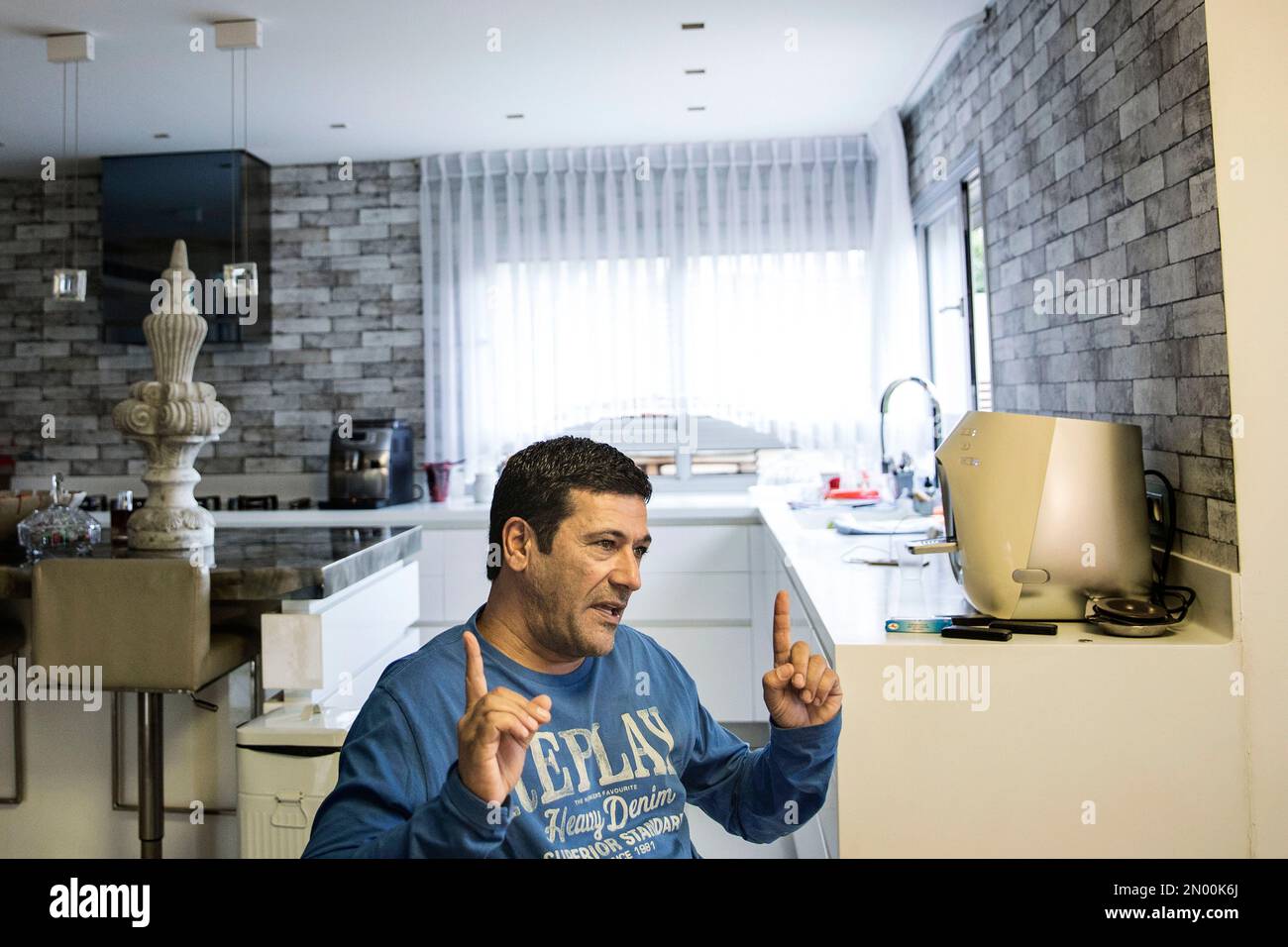 In this Tuesday, Nov. 10, 2015, photo, convicted con man Gilbert Chikli ...