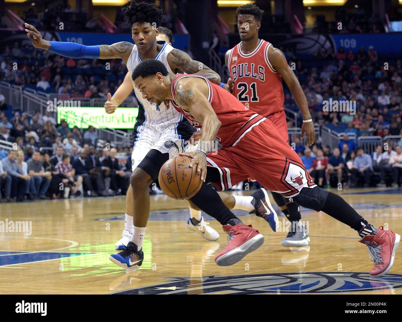 Chicago Bulls guard Derrick Rose (1) drives past Orlando Magic guard ...
