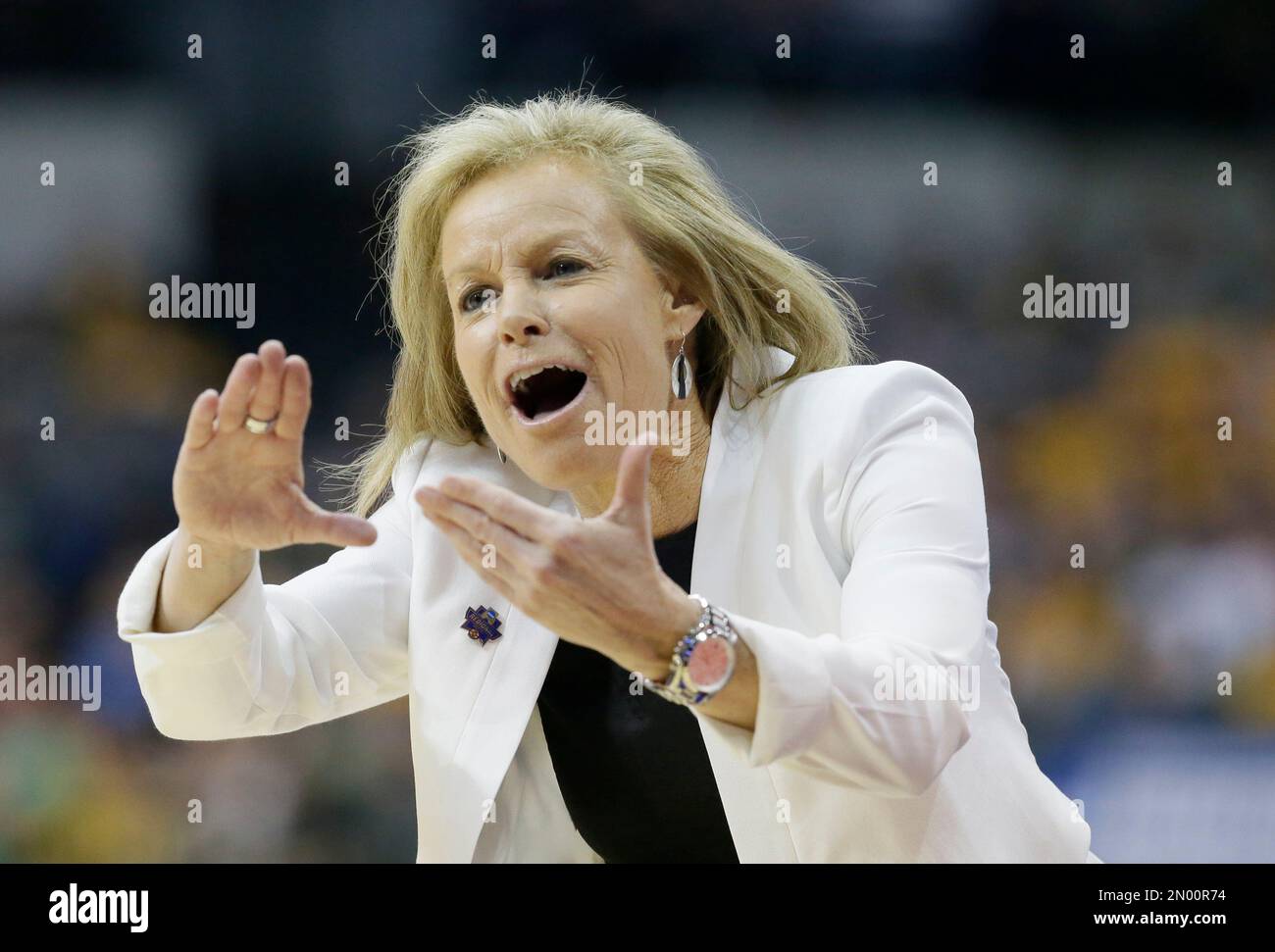 Florida State head coach Sue Semrau yells during the first half of an ...