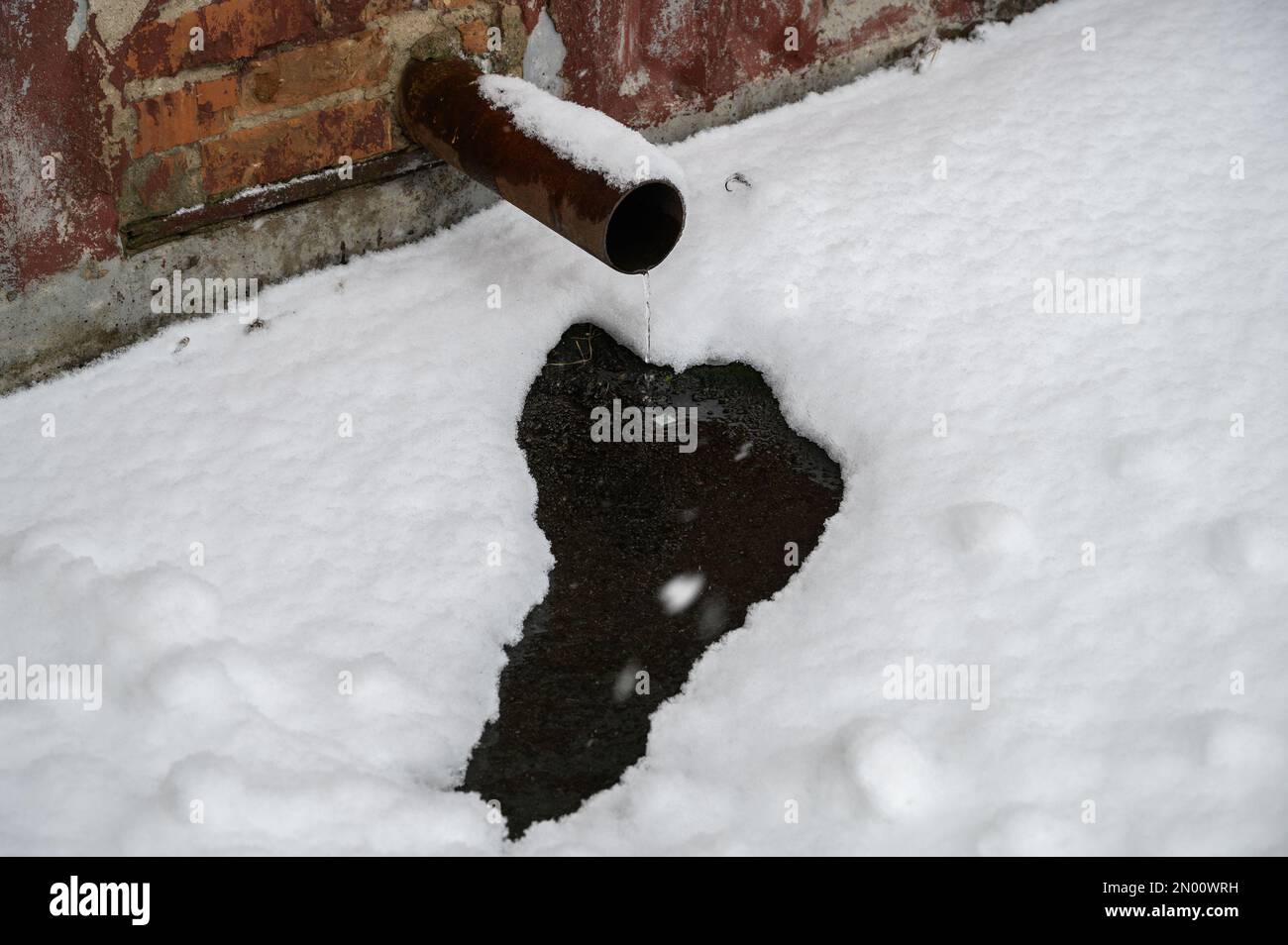 Cold water flowing from spring hi-res stock photography and images - Alamy