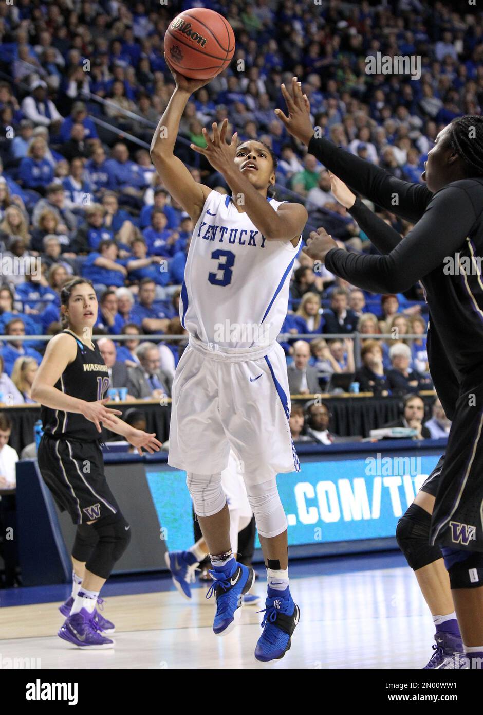 Kentucky's Janee Thompson (3) shoots while defended by Washington's ...