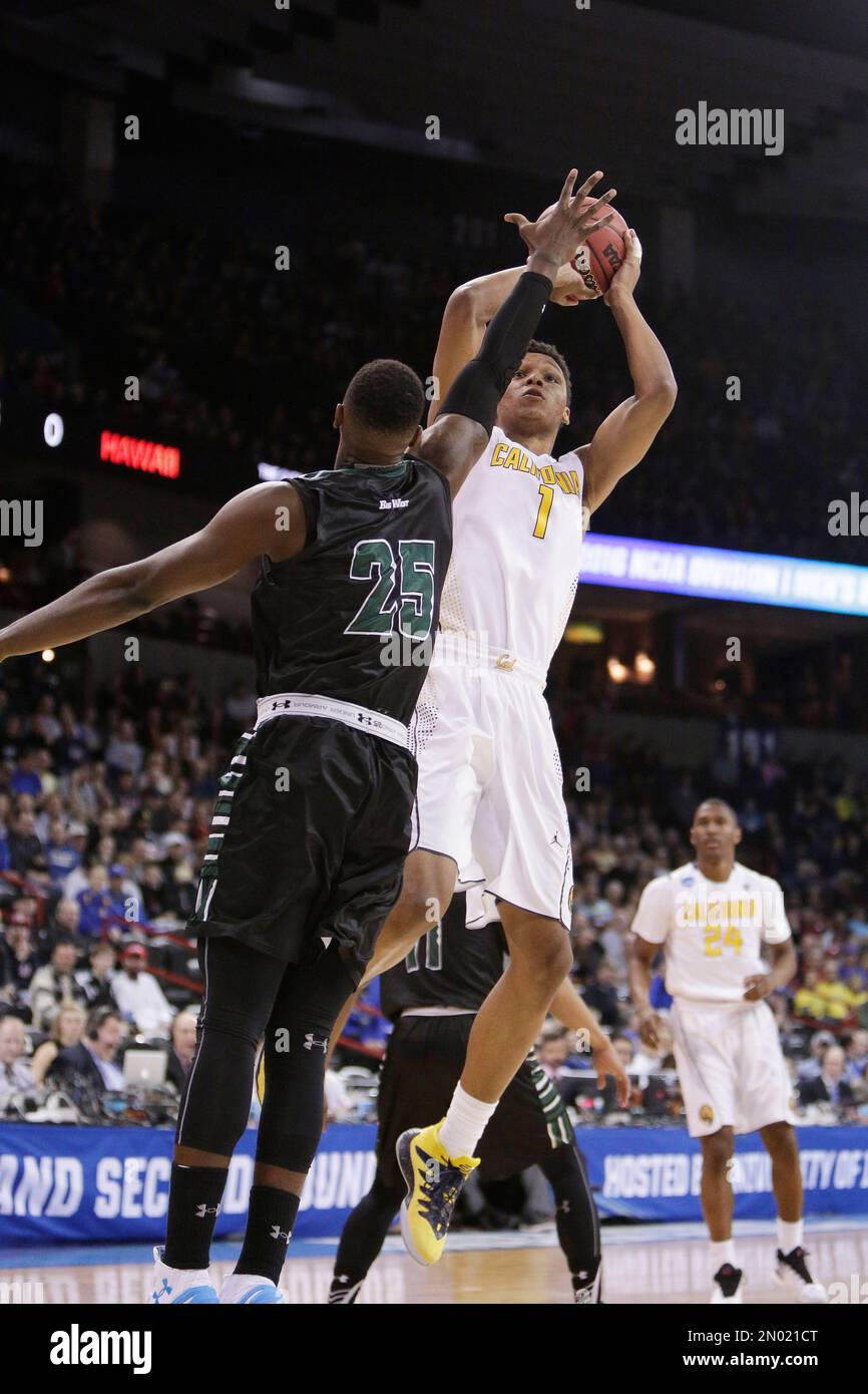 California forward Ivan Rabb (1) shoots against Hawaii forward Michael ...