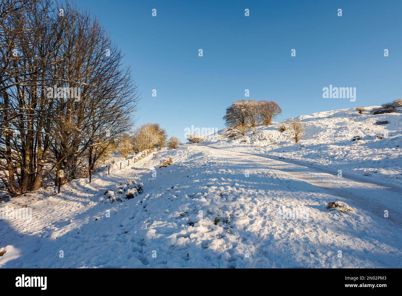 Snow covered hills and wintery scenes on Cleeve Hill, Gloucestershire ...