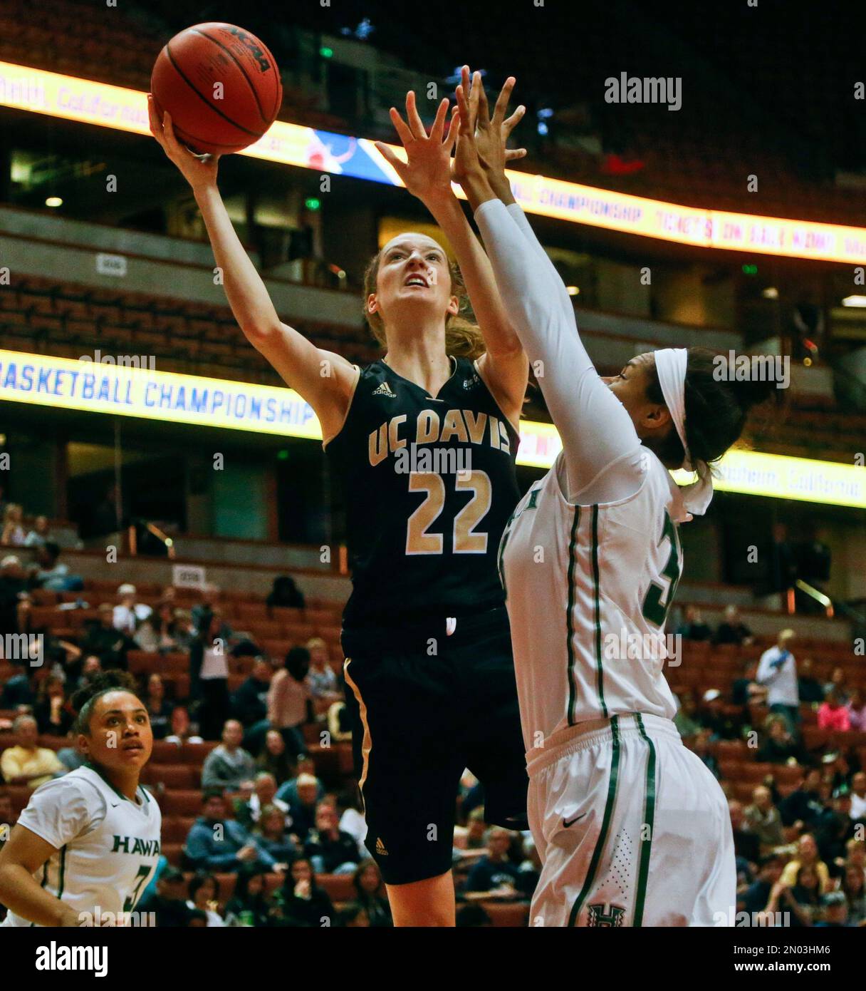 UC Davis forward Morgan Bertsch (22) scores over Hawaii center Kalei ...