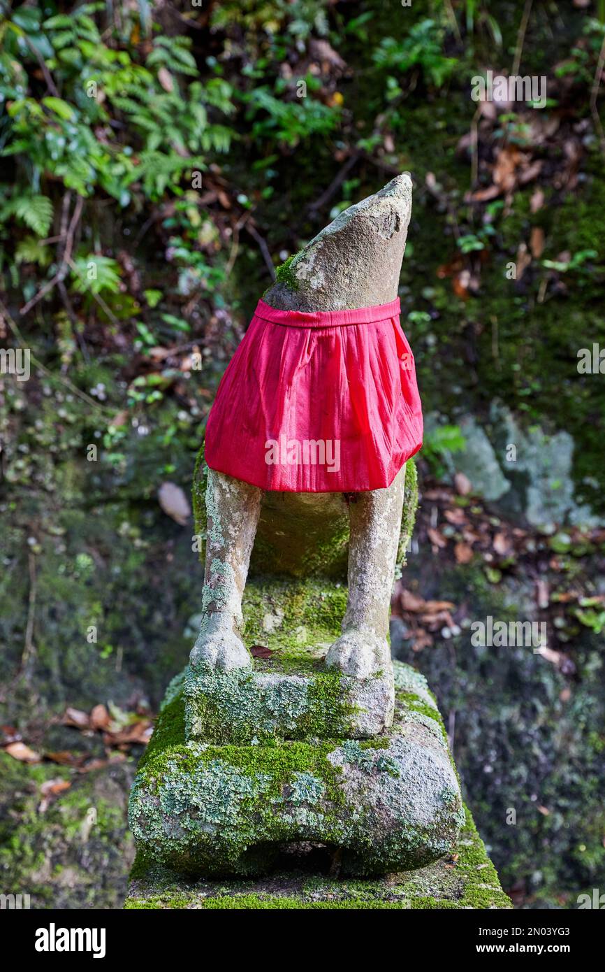 Headless fox statue at Tenbetsuyutakahime Shrine; Kannabecho, Fukuyama ...