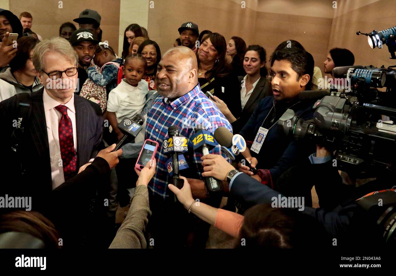 Andre Hatchett, center, stands next to his lawyer Barry Scheck as he ...