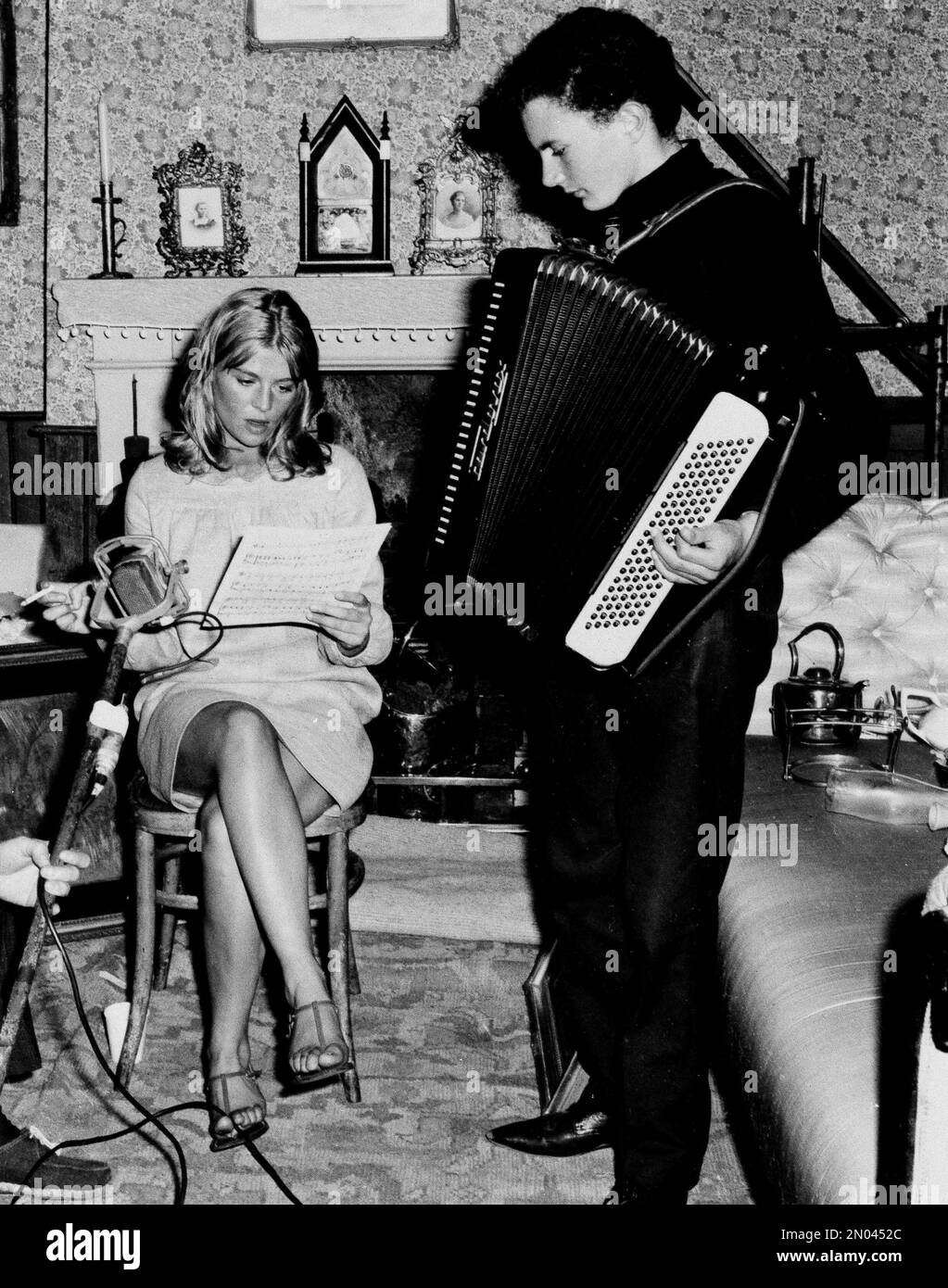 Actress Julie Christie records some Irish folk songs for her co-workers ...