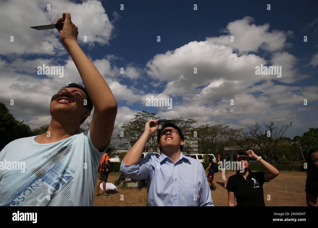 Filipino students use welders glass to view the partial solar eclipse ...