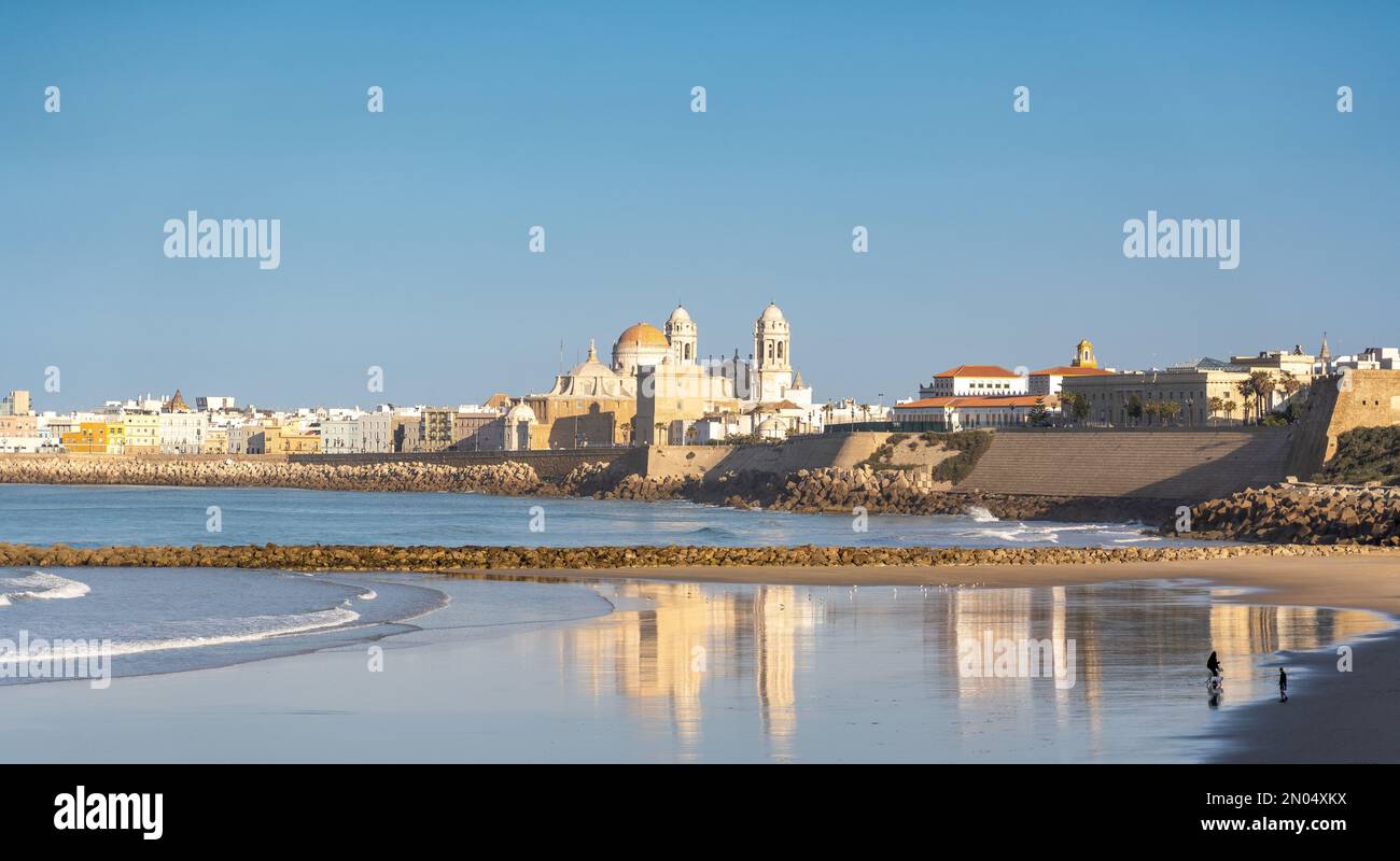 The Playa de Santa Maria del Mar beach in Cadiz, Andalusia, Spain Stock ...
