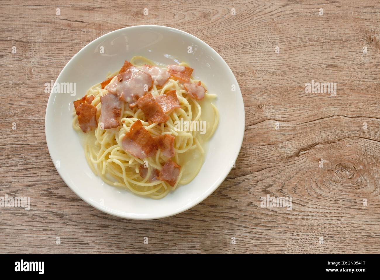 Delicious spaghetti carbonara crispy bacon hi-res stock photography and ...