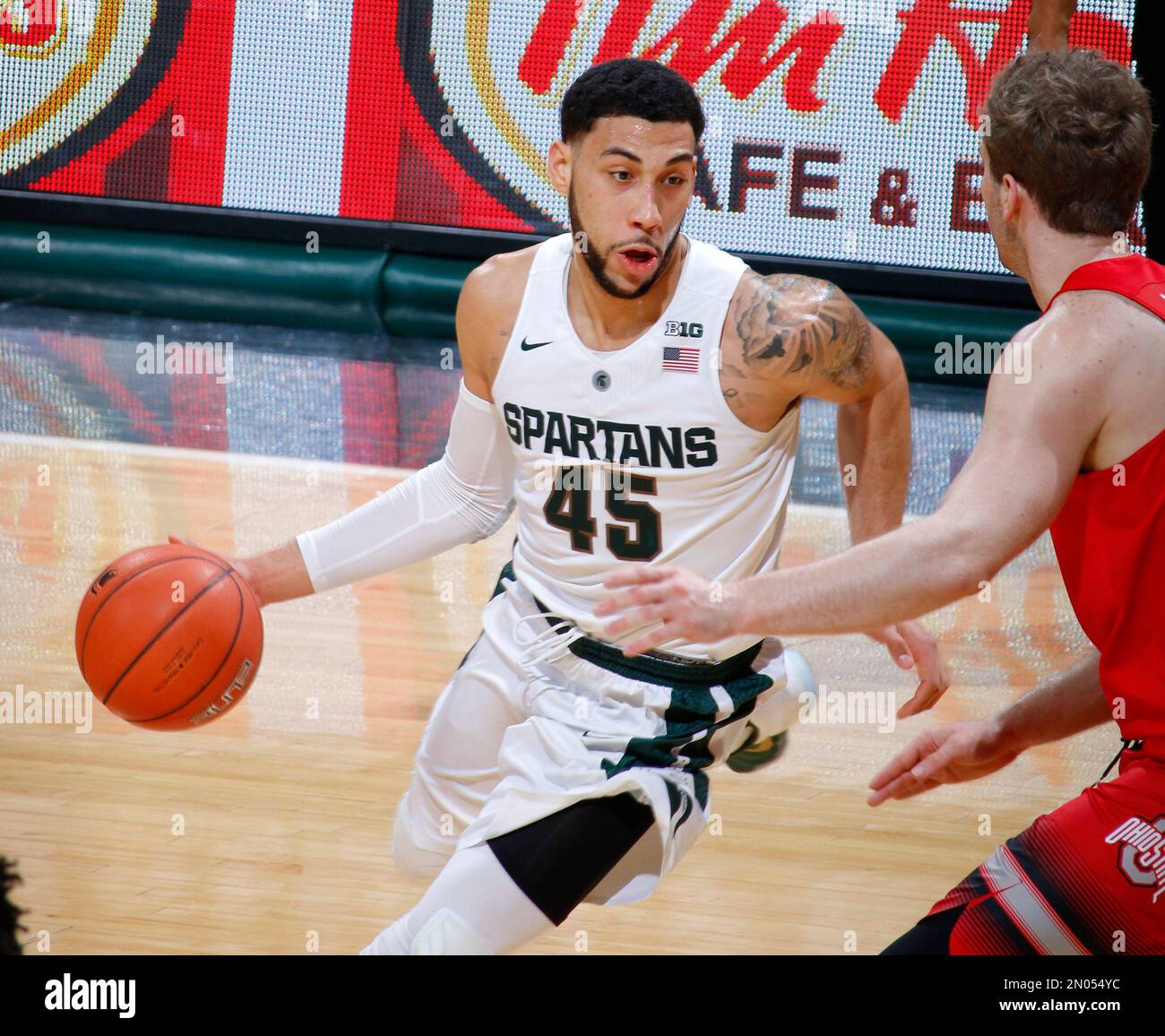 Michigan State's Denzel Valentine (45) drives against Ohio State's ...