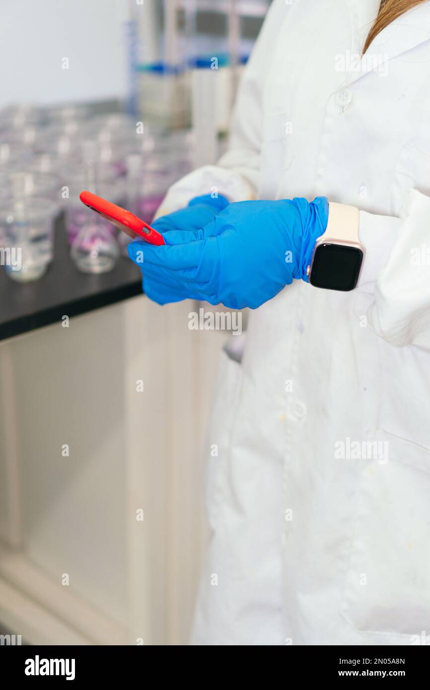 Woman in lab coat hi-res stock photography and images - Alamy