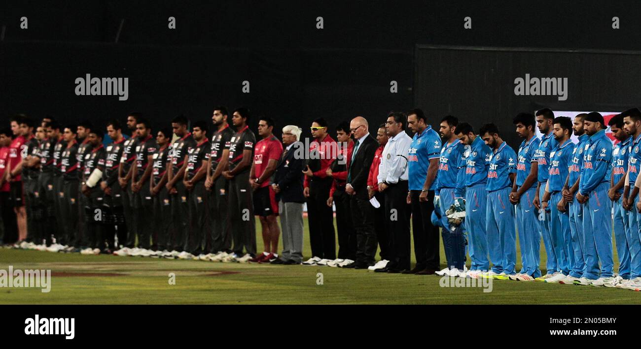 In this March 3, 2016, photo, match referee Jeff Crowe, center wearing ...