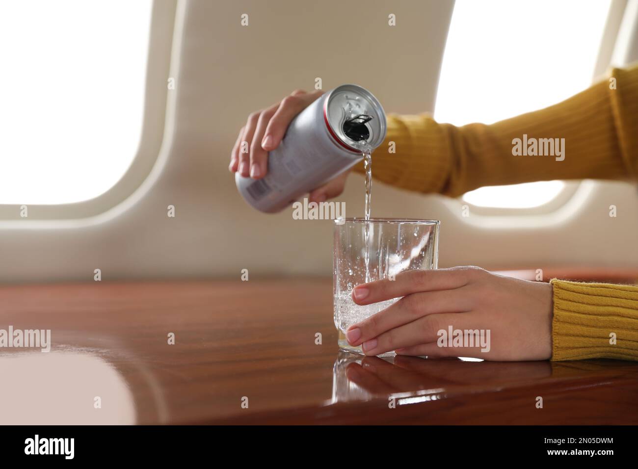 Water pouring on window hi-res stock photography and images - Alamy