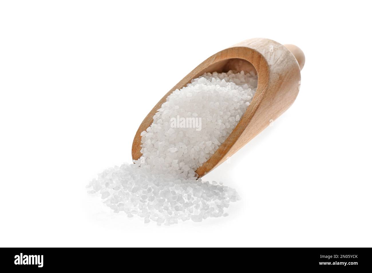 Wooden scoop with salt isolated on white Stock Photo - Alamy