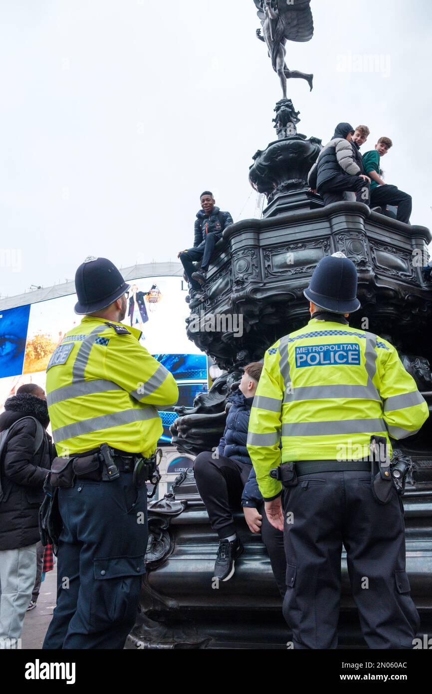 UK Rapper, Digga D film music video in Piccadilly Square. Ehimetalor ...