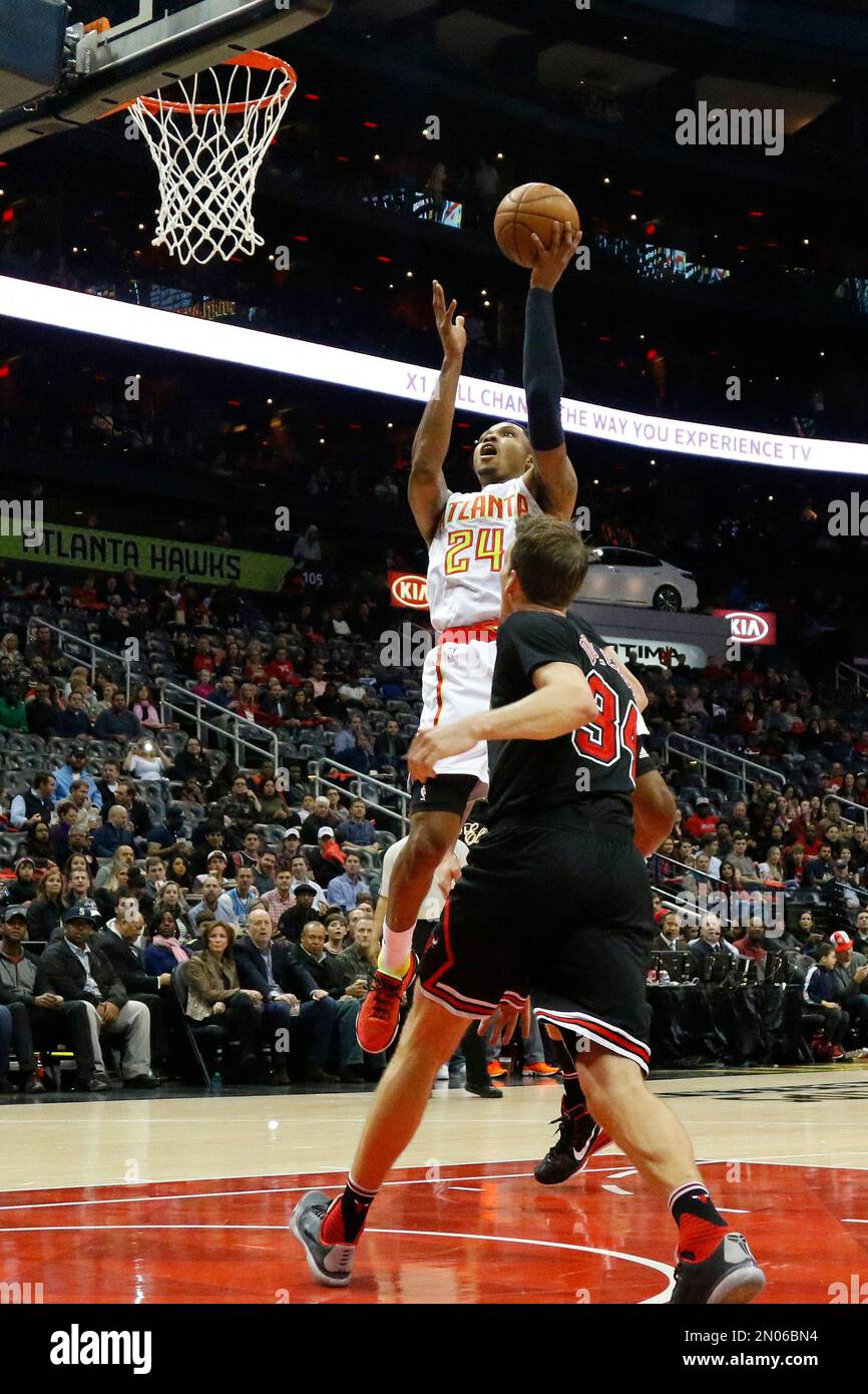 Atlanta Hawks forward Kent Bazemore (24) shoots over Chicago Bulls ...